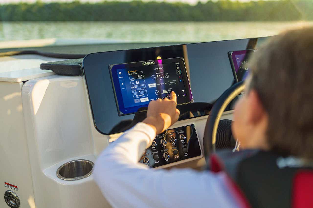 Explore the SDX 230 Surf | Sea Ray US