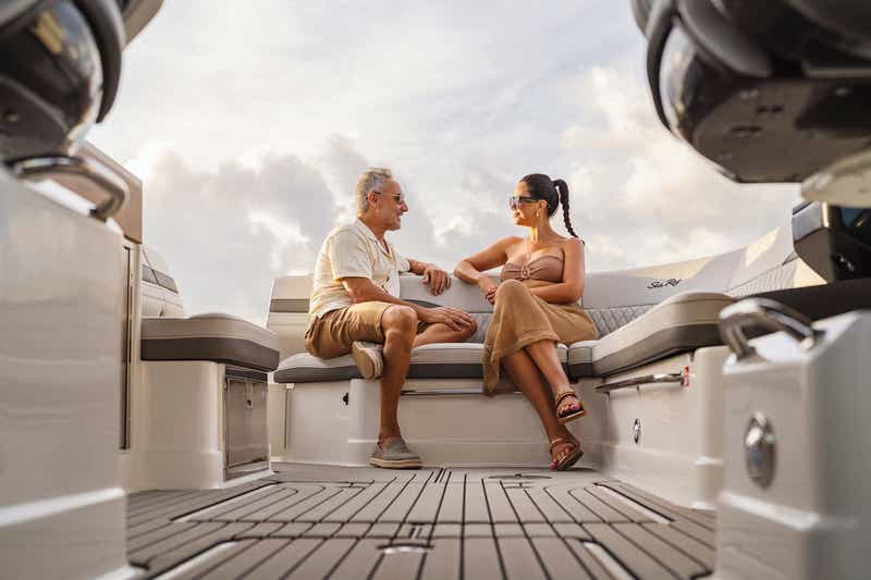 Explore the SLX 360 Outboard | Sea Ray US
