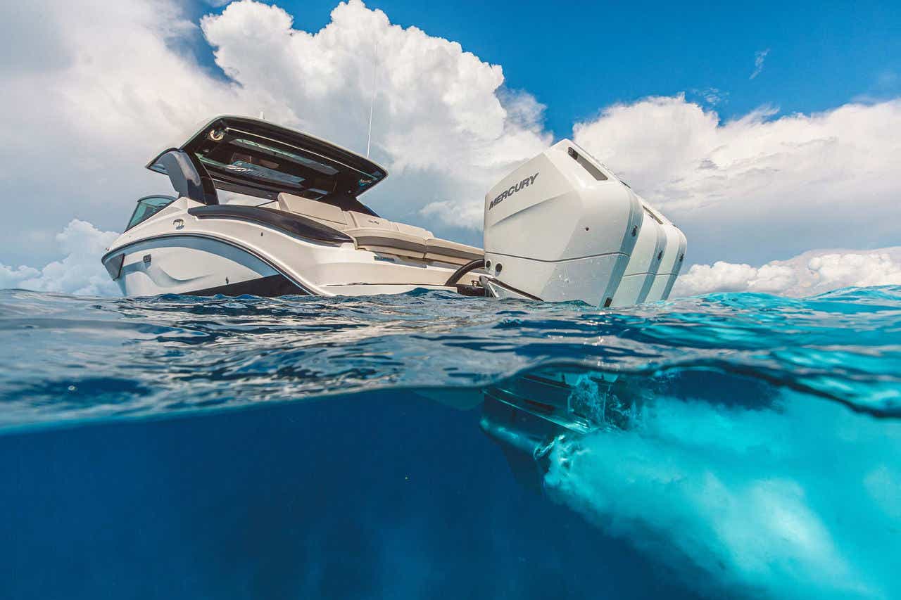 Explore the SLX 360 Outboard | Sea Ray US