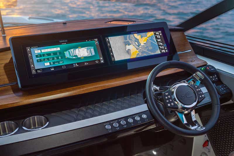 Explore the SLX 360 Outboard | Sea Ray US