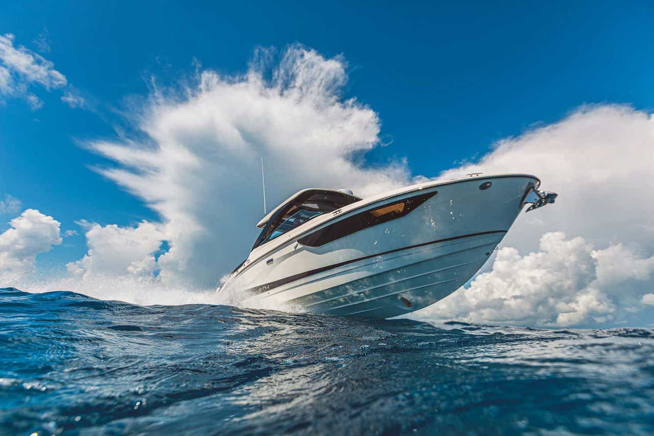 Explore the SLX 360 Outboard | Sea Ray US