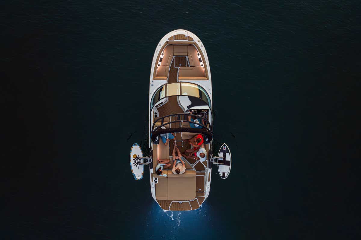 Surf Boats for Wakesurfing & Watersports | Sea Ray US