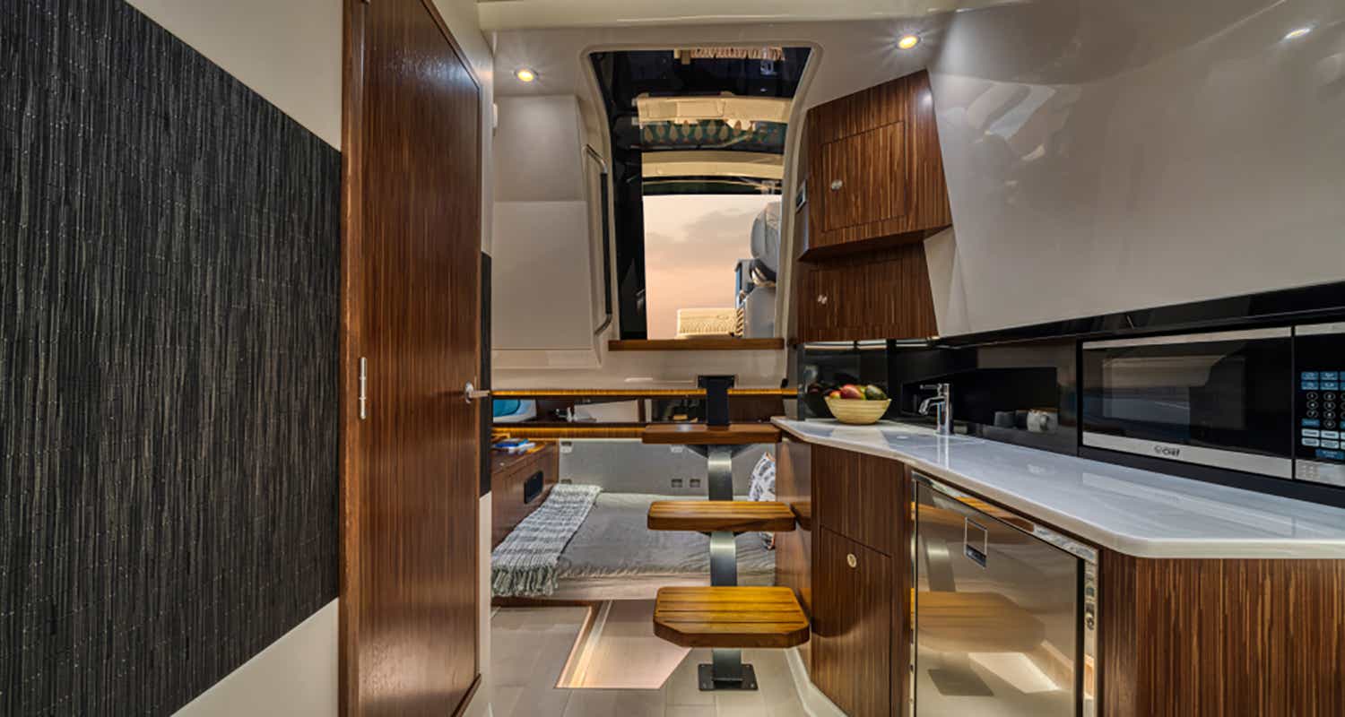 Sundancer Series Luxury Cabin Cruisers | Sea Ray US